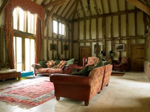 Un passage secret ? Non, une cave à vin dissimulée dans le sol ...